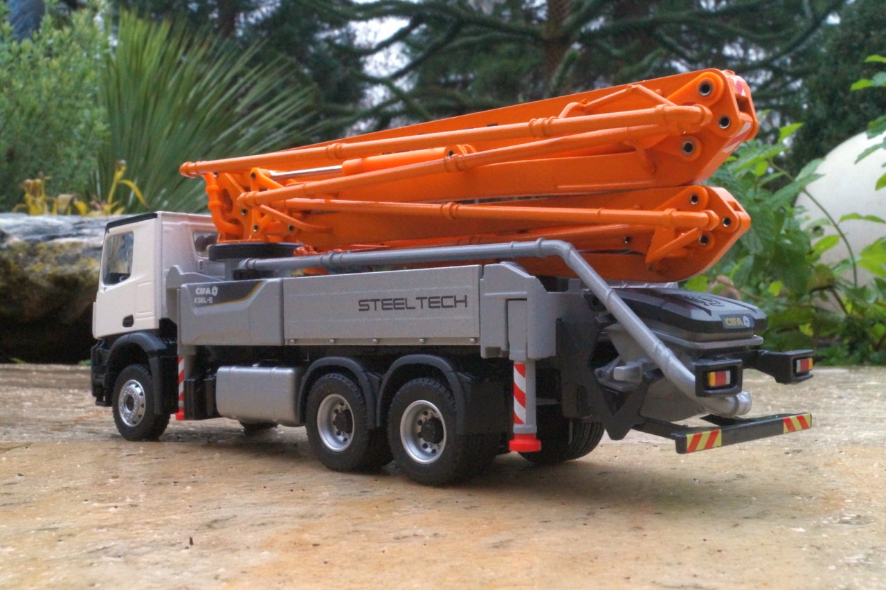 conrad models CIFA K36L Betonpumpe auf MERCEDES-BENZ Arocs