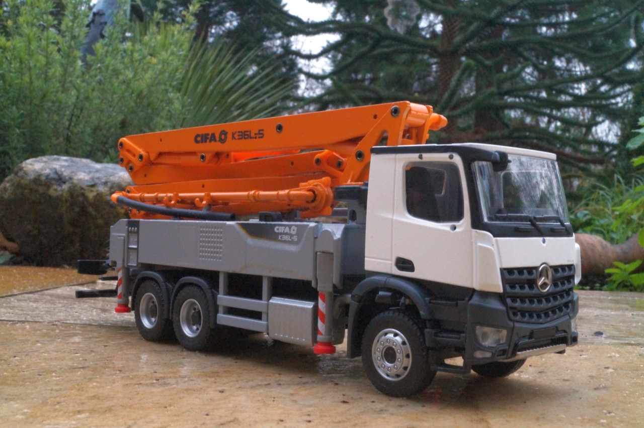 conrad models CIFA K36L Betonpumpe auf MERCEDES-BENZ Arocs