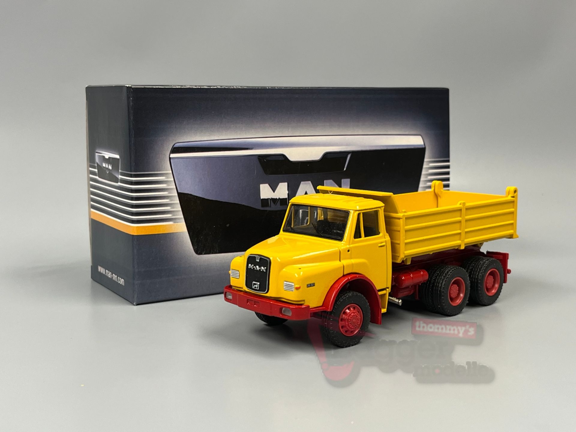 1044- Conrad - MAN DHAK 4 achs Kipper gelb Baukipper 1:50 LKW Modelle